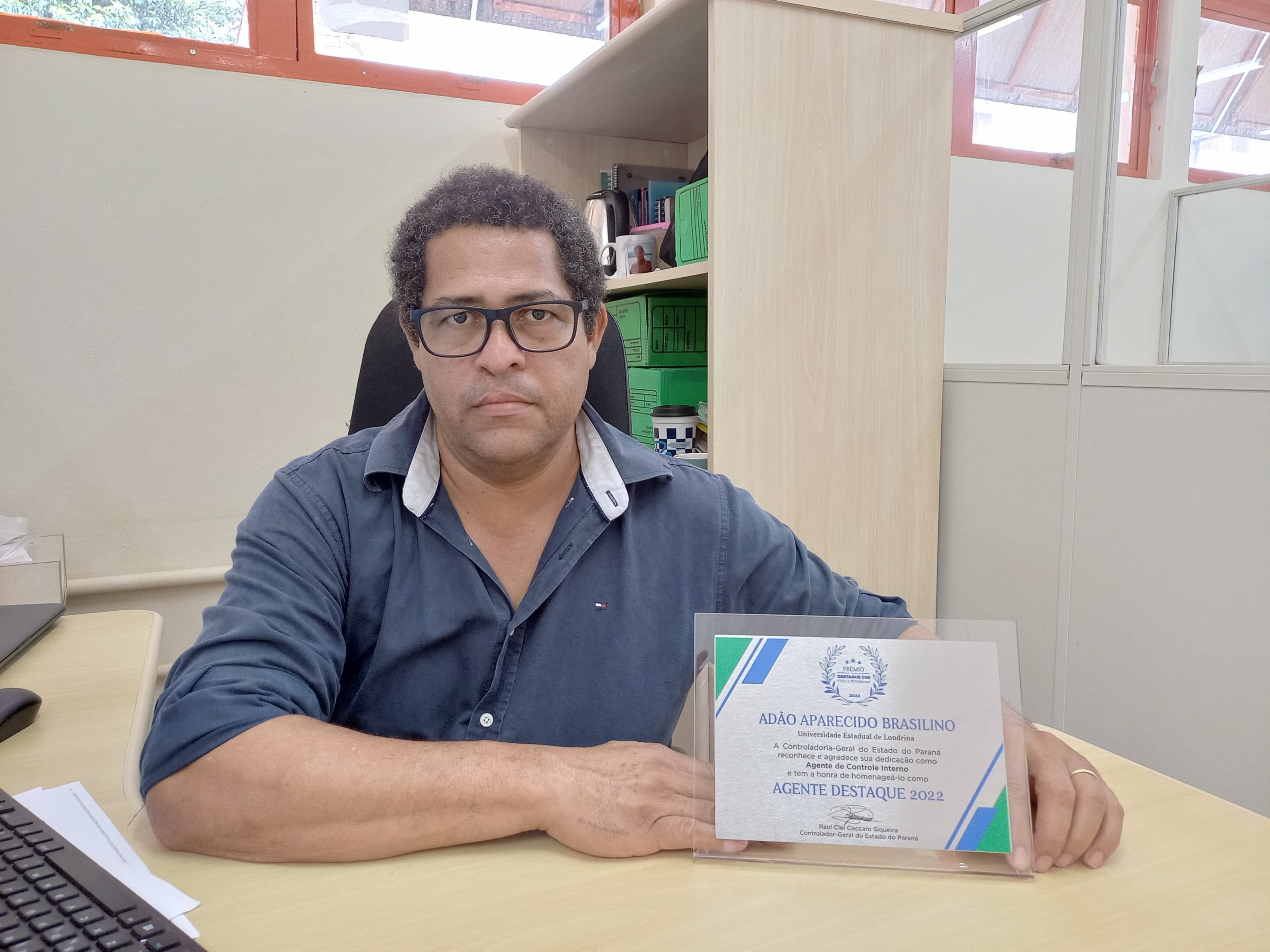 Agente interno da UEL recebe prêmio da Controladoria Geral do Estado