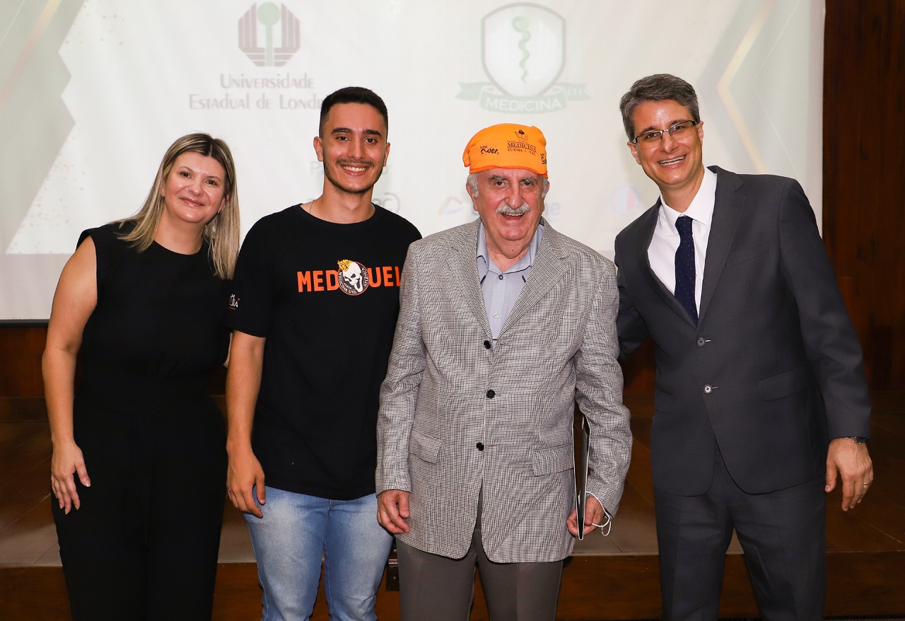 Cerimônia reúne primeira turma de Medicina da UEL - O Perobal - UEL