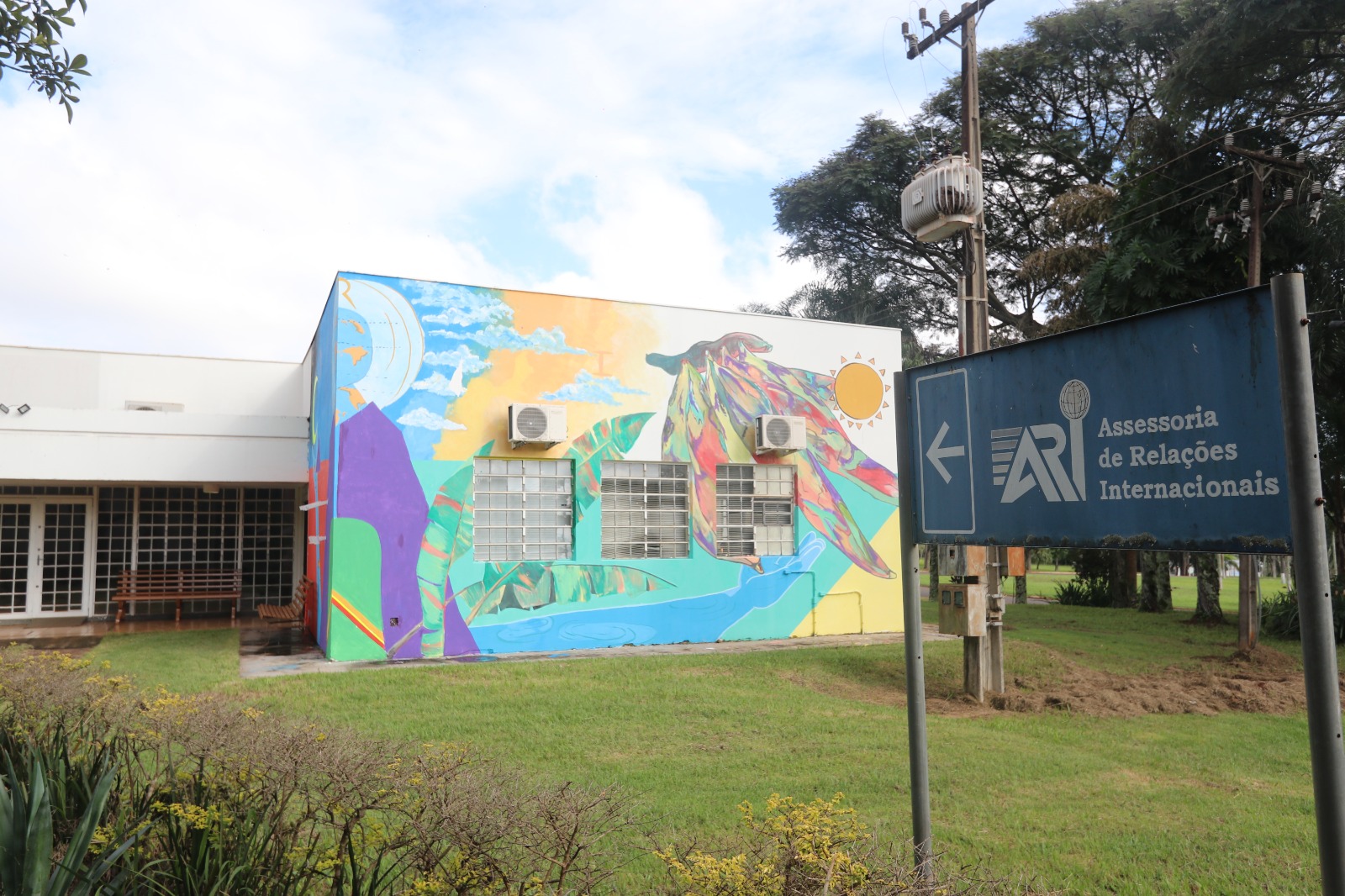 Mural da ARI une símbolos de acolhimento, integração e pluralidade cultural